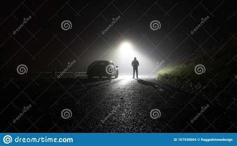 Un Auto Solitario Estacionado Al Lado De La Carretera Bajo Una Luz De