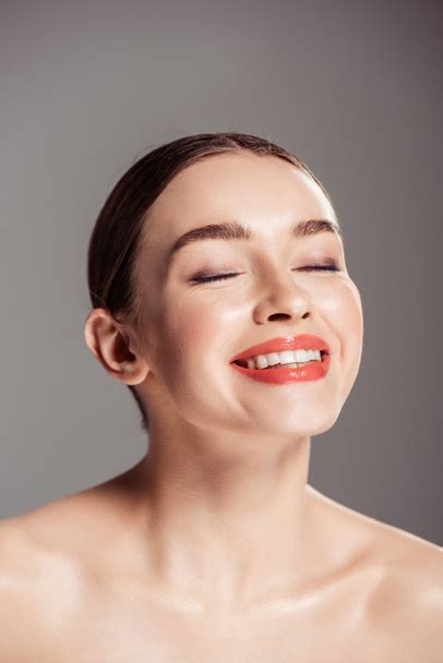 Photos Et Images De Stock Libres De Droits De Belle Fille Nue Souriante