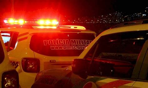 Homem é morto e outro fica ferido durante confusão em bar em Blumenau