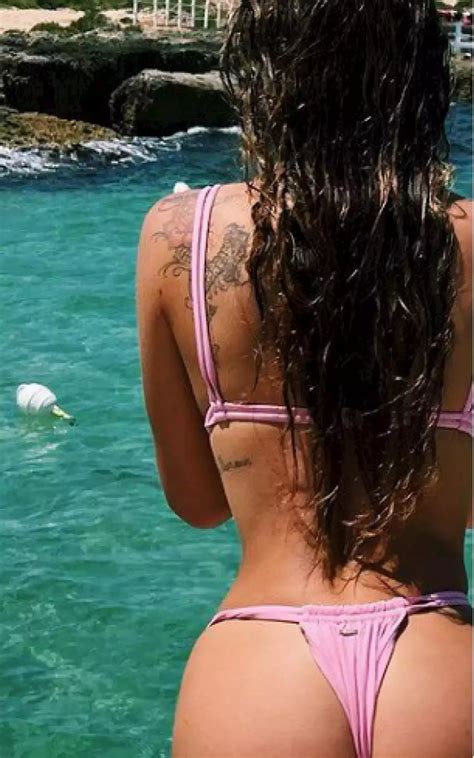 Esposa de Cauã Reymond Mariana Goldfarb exibe o bumbum empinadinho em
