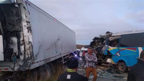 Cinco muertos y más de 20 heridos deja choque entre un bus y una