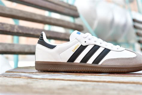 Venta Adidas Negras Suela Marron En Stock