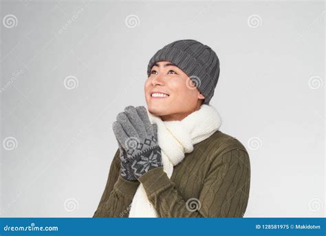 Muchacho Joven Hermoso Que Congela En Ropa Caliente Con El Espacio De