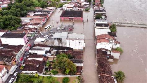 Ruas de Ipiaú ficam alagadas após nível do Rio de Contas subir