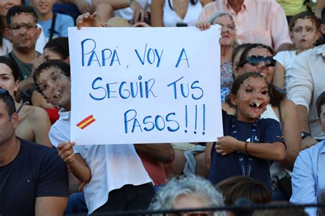 Un niño y una niña sujetan una pancarta con la frase Papa voy a seguir