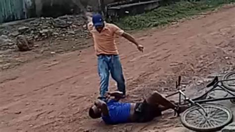 Homem Mata Outro Chutes E Pauladas Zap Marab