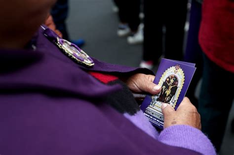 Señor de los Milagros mar humano acompaña a la sagrada imagen en su