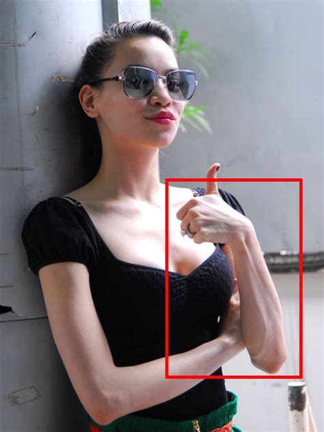 Hồ Ngọc Hà gây chú ý với đôi chân và bàn tay gân guốc