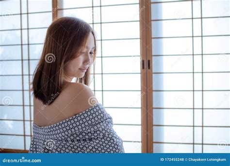 Yukata Du Port De Fille Sexy Sur La Partie Inférieure Du Corps Et