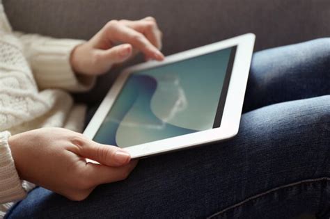 Mano Femenina Que Sostiene La Tableta De La PC En El Fondo Interior Del