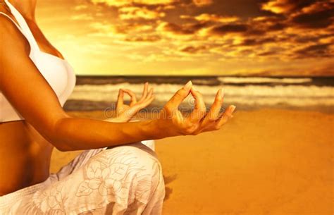 Meditación De La Yoga En La Playa Imagen de archivo Imagen de cuidado
