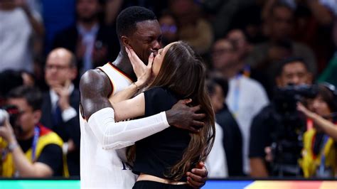 Nach Basketball WM Sieg Dennis Schröder knutscht seine Frau