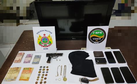 Polícia Militar prende dois assaltantes e aprende arma de fogo no