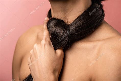 Tiro Recortado De Hombros Femeninos Desnudos Y Pelo Largo Morena