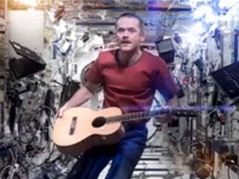 Video Canadian Astronaut Chris Hadfield Sings David Bowie S Space