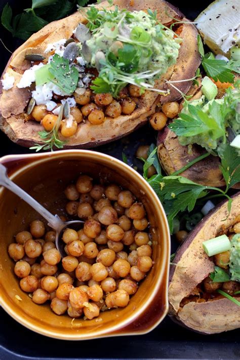Gepofte Zoete Aardappel Uit De Oven Met Kikkererwten Feta Avocado