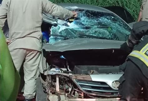 Motorista fica preso às ferragens após colidir carro contra poste de