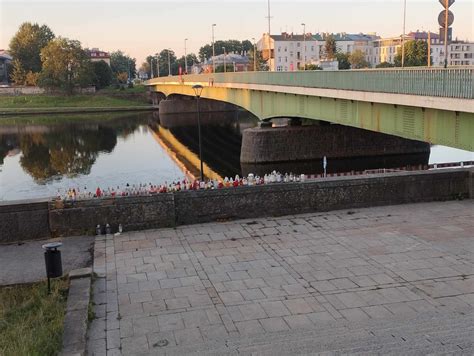 Wypadek przy moście Dębnickim wstrząsnął Krakowem Setki zniczy FOTO