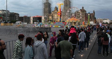 Verbena Navideña del Zócalo dejó vestidos y alborotados a capitalinos