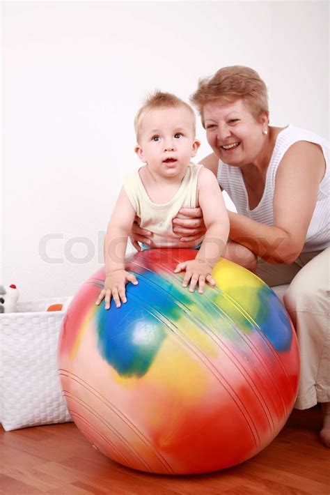 Kleiner Junge haben Spaß mit dem Gymnastikball Stock Bild Colourbox