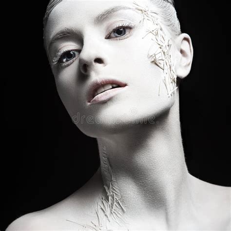 Fille De Mode D Art Avec La Peinture Blanche De Peau Et De Rouge Dessus