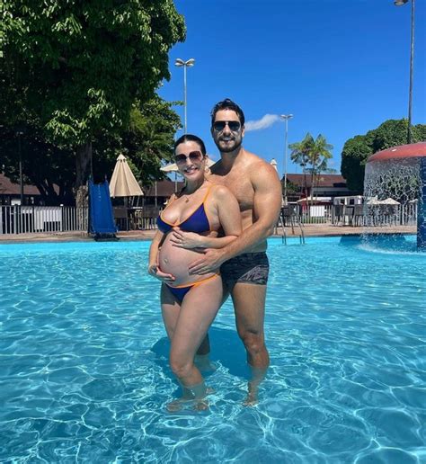 Ex BBB Kamilla Salgado curte férias Elieser e mostra o barrigão de