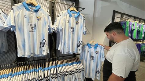 El Málaga CF presenta sus tres nuevas equipaciones