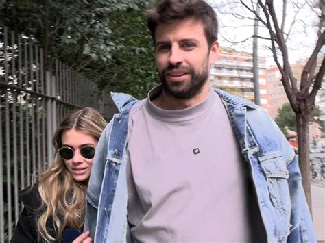 Gerard Piqué reaparece muy serio y arropado por Clara Chía tras la
