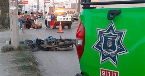 Muere motociclista al derrapar su vehículo e impactar contra un poste