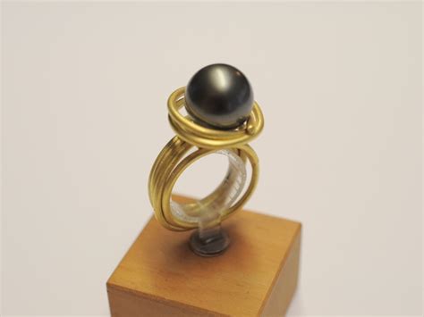 Ring aus 750 Gelbgold mit Tahitiperle im höllwerk Shop bestellen