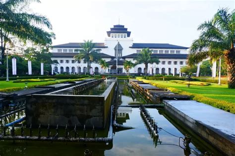 5 Rekomendasi Tempat Wisata Bersejarah Di Bandung Yang Asyik Dan Seru
