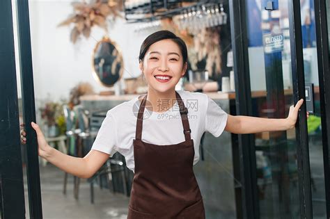 咖啡店门口迎接顾客的女服务员高清图片下载 正版图片507687102 摄图网