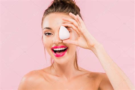 Mujer Hermosa Desnuda Feliz Con Labios Rosados Y Boca Abierta
