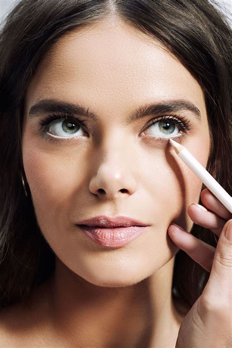 5 trucos para que tus ojos parezcan más grandes Maquillaje delineador