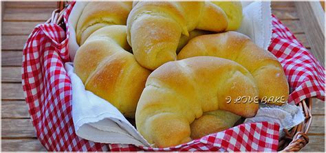 Drożdżowe rogaliki na maślance przepis ILoveBake pl
