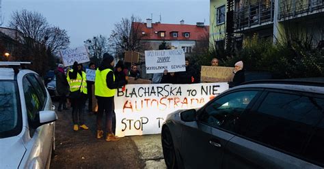 Wroc Aw Mieszka Cy Zablokowali Przejazd Przez Ul Blacharsk Wiadomo Ci