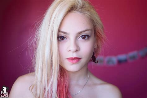 Niña rubia pequeña desnuda JobStore