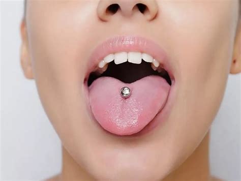 Los peligros de llevar un piercing en la lengua Clínica Dental