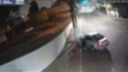 V Deo Carro Em Alta Velocidade Bate Em Rvore Em Volta Redonda Sul