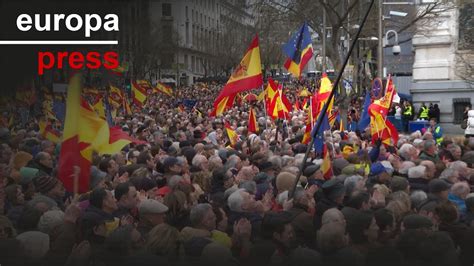 Miles de personas desbordan Cibeles para exigir la dimisión de Pedro