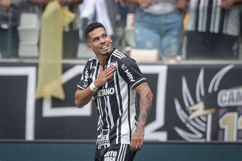 grandes marcas Paulinho completa um ano no Atlético MG