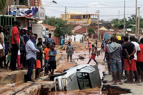 Chuva em Luanda deixa 14 mortos as ruas intransitáveis e queda de duas
