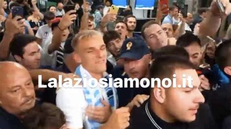 Lazio Tifosi Impazziti Per Isaksen Fiumicino Esplode D Amore VIDEO