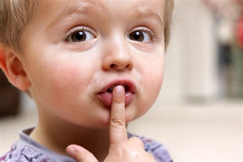 Comprendre et Agir Mon Bébé Se Tape la Tête Contre le Sol Que Faire