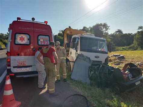 Três pessoas da mesma família morrem em acidente entre carro e caminhão