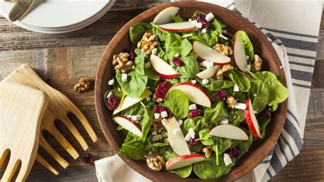 Calor Prepara Una Rica Ensalada De Lechuga Con Manzana Y Ar Ndanos