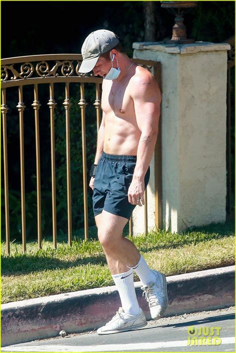 Shameless Jeremy Allen White Shows Off Buff Body While On A Shirtless