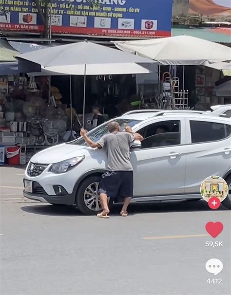 Xôn xao clip người đàn ông chặn đầu ô tô xin tiền lãnh đạo UBND phường