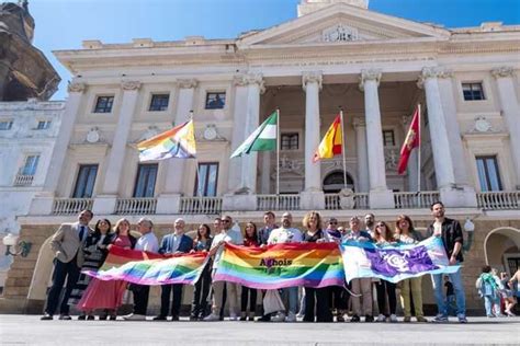 El Ayuntamiento de Cádiz iza la bandera del colectivo Lgtbi en el Día
