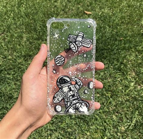Phone case Astronaut design Plantillas de infografías gratis